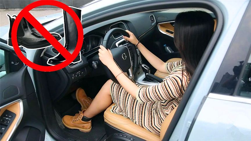 手动挡汽车停车,先踩刹车还是先踩离合?老司机说出实话了