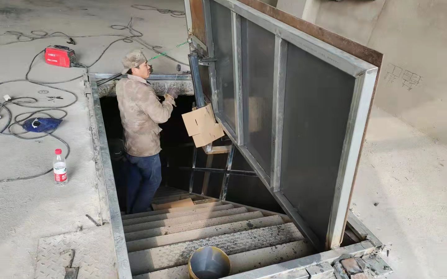 工厂地下室隐藏门地面翻盖门地下室电动暗门重型隐藏门可走叉车哦