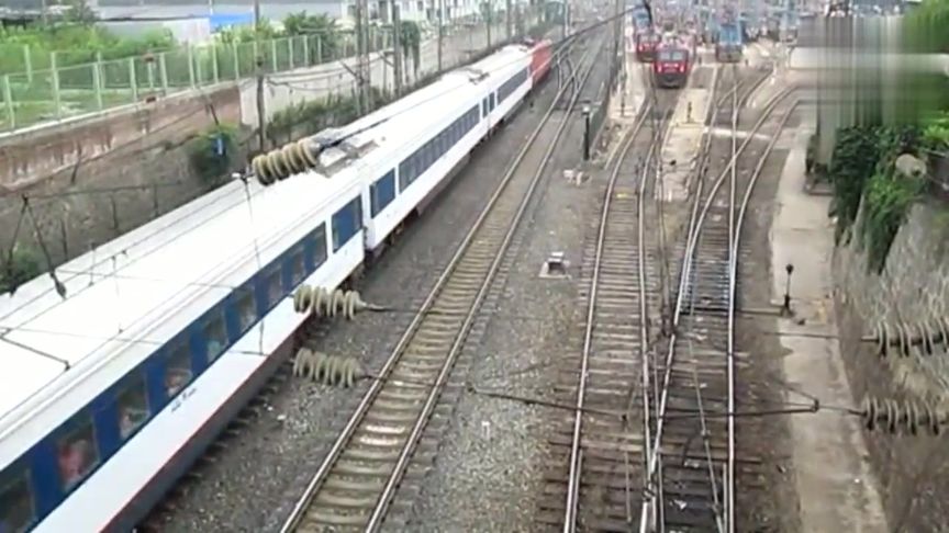 自东向西横穿中国的火车!上海至乌鲁木齐南Z41次进西安站