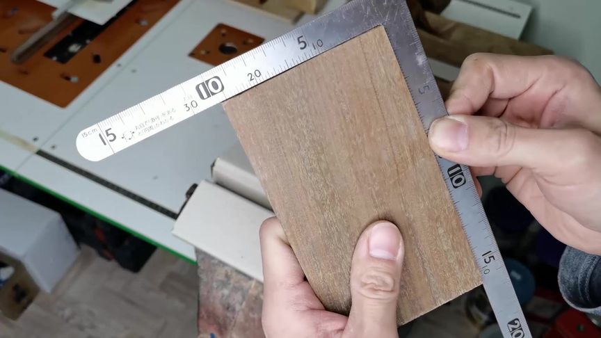 不使用机器,怎样用手工把一块很硬的木板刨垂直了呢