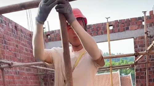 高个子大哥和木工师傅正在搭设三层支模架