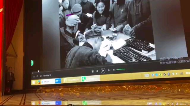 年代秀:别开生面,用走秀的形式展示农村信用社的发展历程。