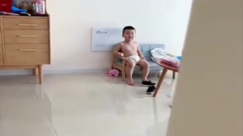 两岁的小宝宝,一个人看动画片看得眼泪哗哗,咱也不知道他看不看得懂