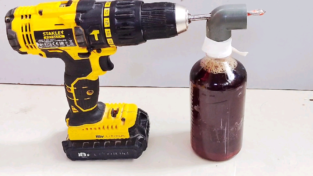 电工钻孔的时候,粉尘太大怎么办?教你做个吸尘器,自动吸入灰尘