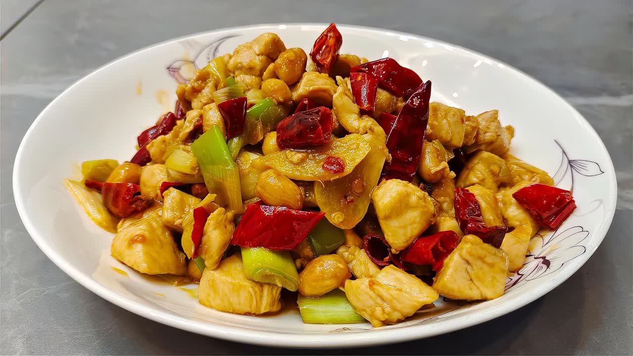 宫保鸡丁家常做法,大厨分享诀窍,太香了,看着就有食欲