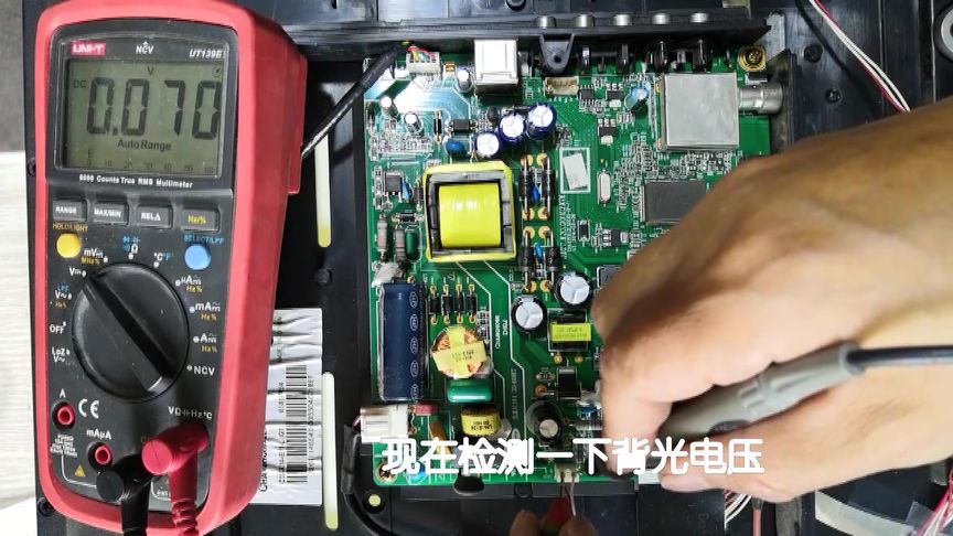 32寸液晶电视机屏幕不亮,原来是背光灯条没用了