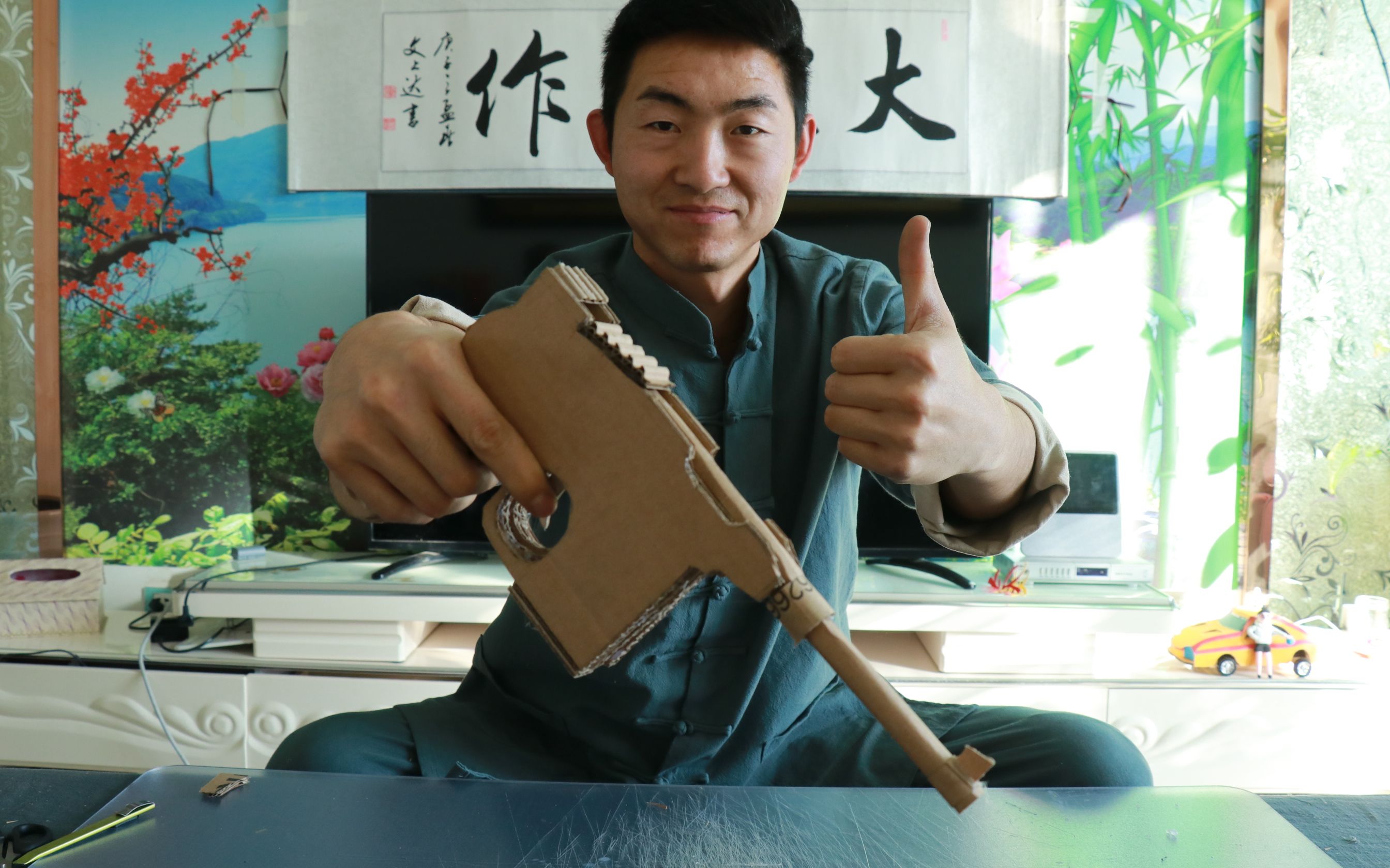 大圣用废纸板做出毛瑟手枪《盒子炮》,大写的服气