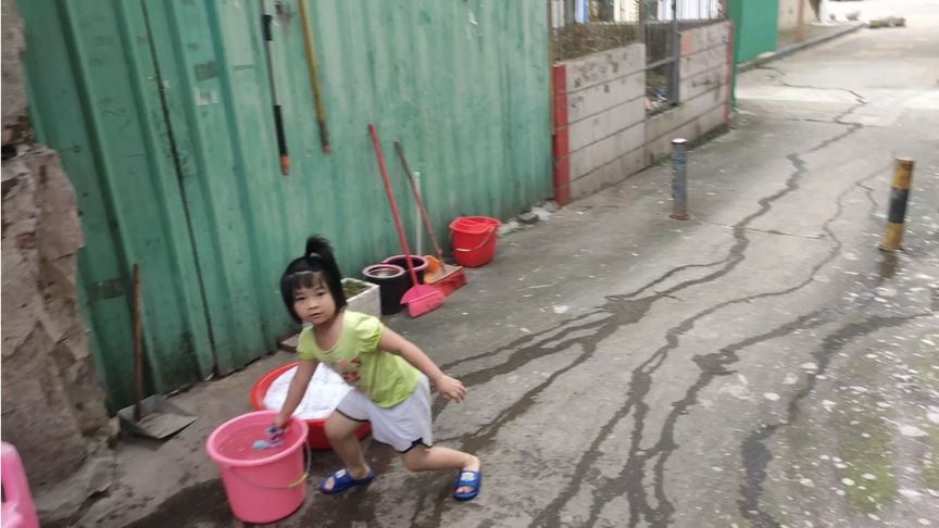 打水洗个床单,水全部被你给我祸害了。洗个袜子还开心的不得了。