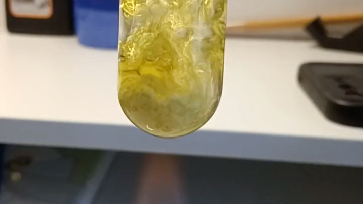 今天课少,多给大家做几个实验,当硫单质遇上氢氧化钠,会发生啥呢?