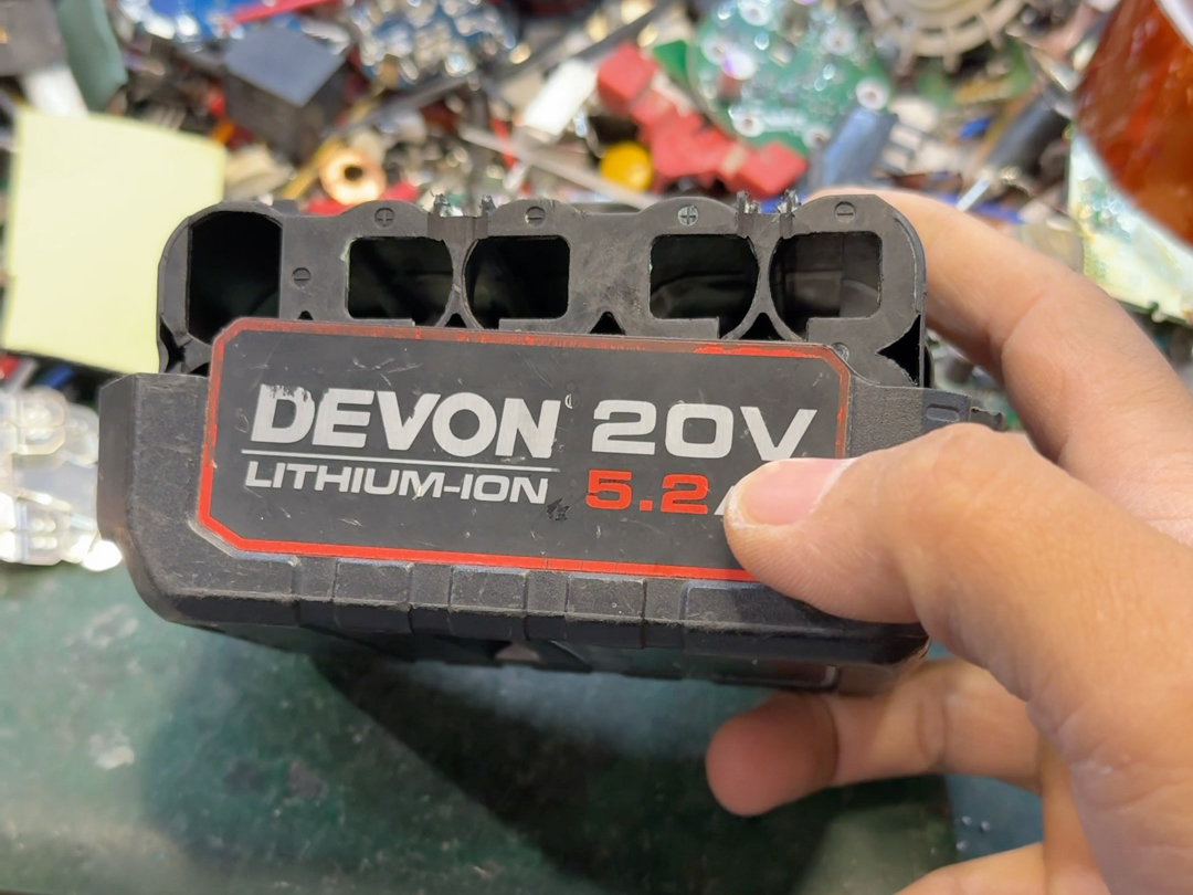 大有20v5.2Ah电池因相变材质导致腐蚀,客户寄过来更换全新三星电芯