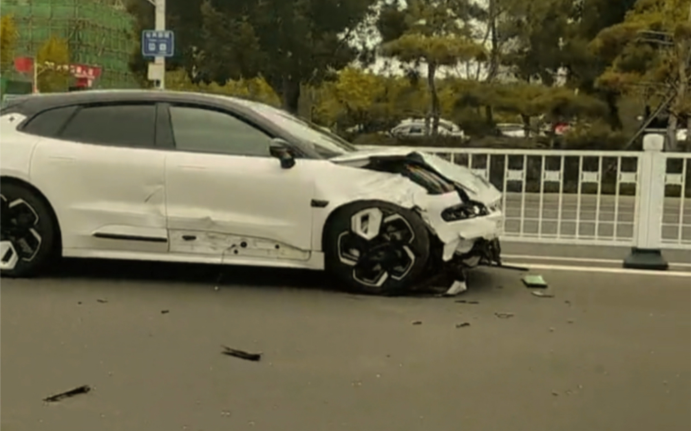 极氪与出租车的巅峰对撞,比碰撞测试真实精彩!