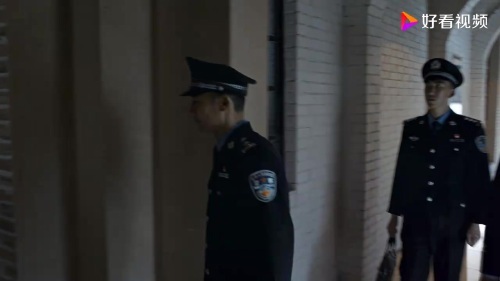 李维民回到家里,发现门锁被人开了,在卧室发现这一幕!