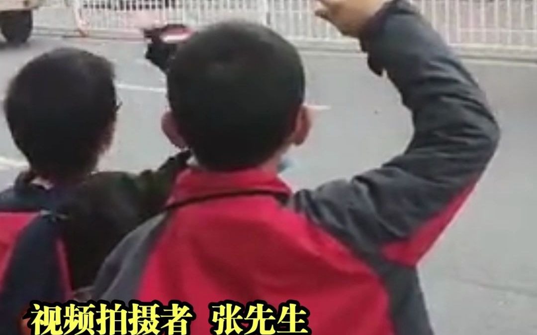 感动!这就是我们的少年.小学生向路过军车敬礼,军车以鸣笛回礼.拍摄:...