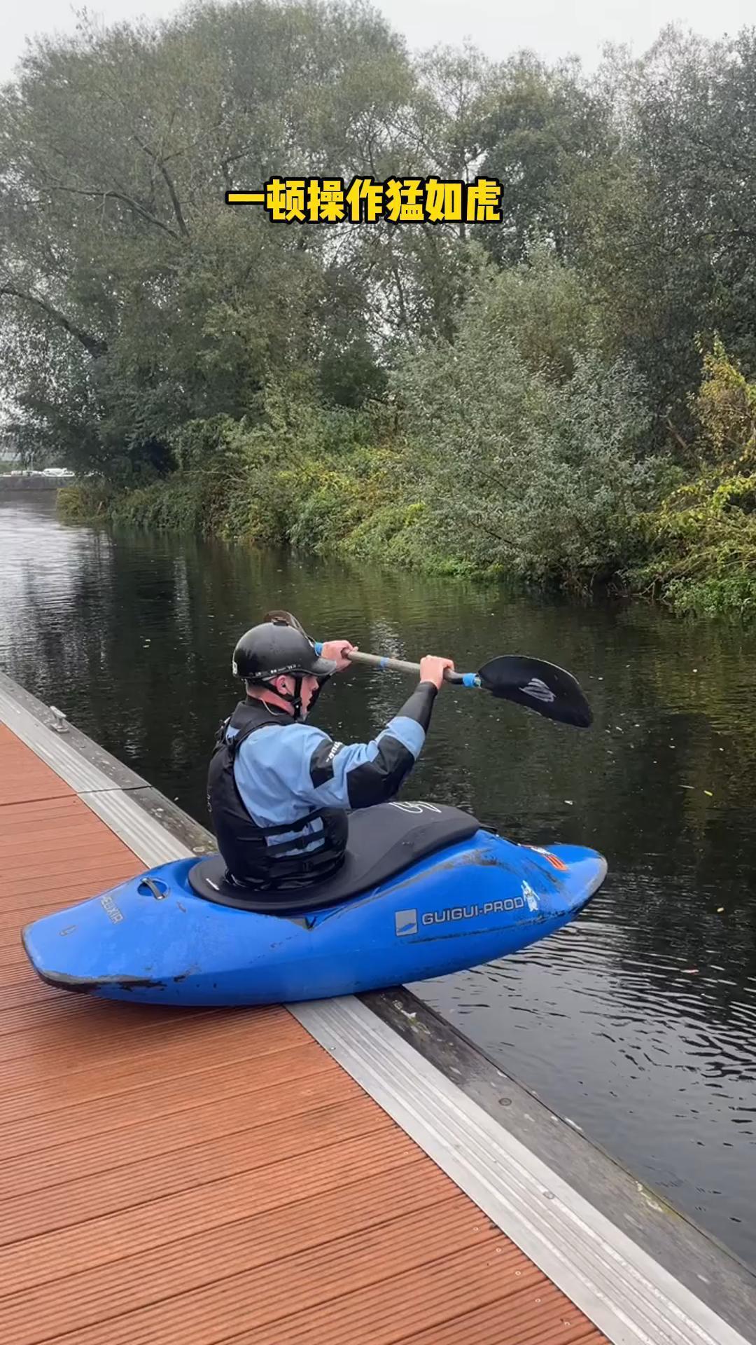 外国小伙滑皮划艇,在水里把自己"炒"了一遍