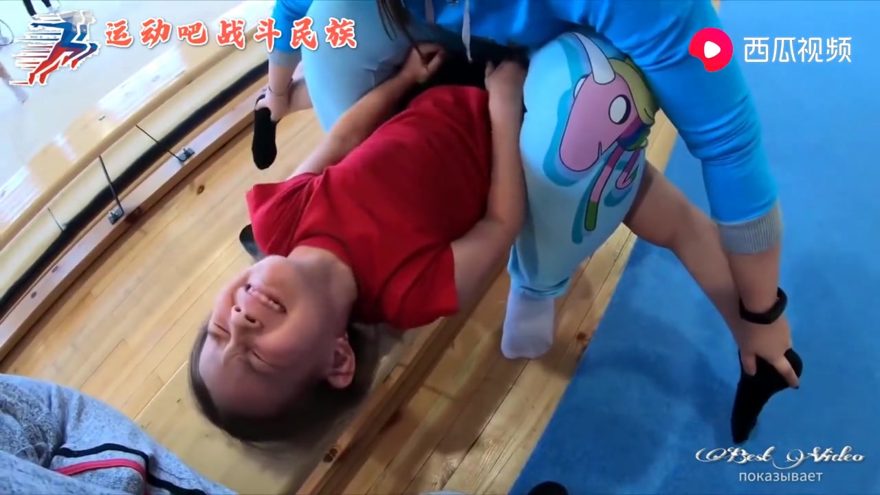 疼哭了!俄罗斯体操“魔鬼教练”给学生压腿,小萝莉叫得太惨了 - 看着...