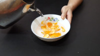 新鲜的橘子皮用水泡一泡,这个用途花钱都买不到,回家我也要试试