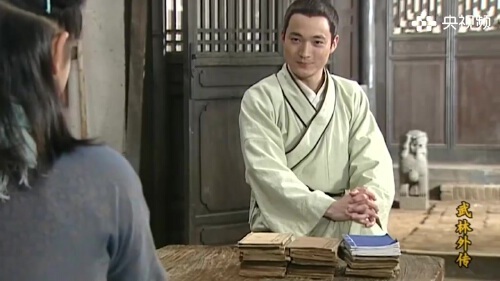 武林外传:同福客栈知识竞答,秀才调侃众人是白痴,被佟湘玉一句话噎住