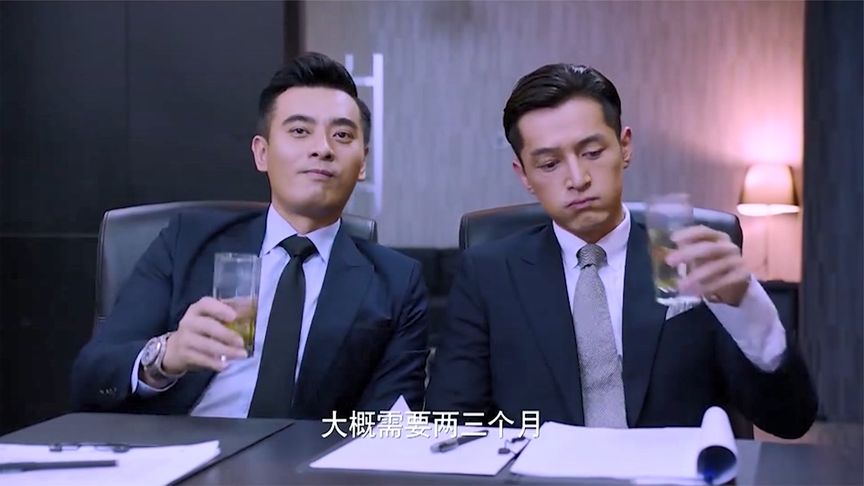 爆笑会议现场:老总开会走神逗兄弟,结果被喷一脸水,过程笑岔气