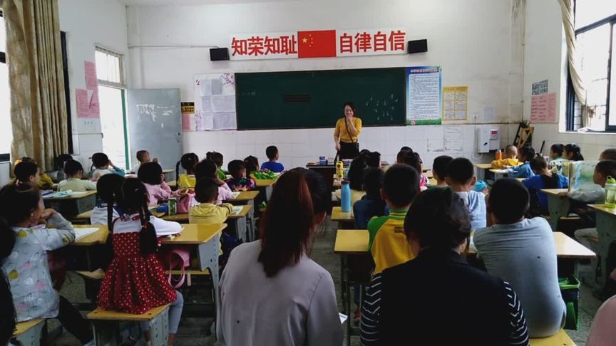 小学课堂:拼音字母“a”怎么写?美女老师趣味教学!