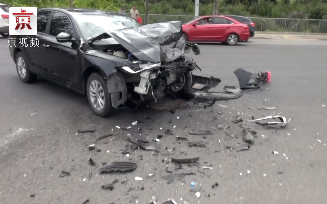 朝阳区金榆路两车相撞面目全非,司机:我都没看见它从哪儿蹿出来的!
