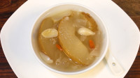 百合炖雪梨,润肺止咳,滋阴安神,特别适合秋冬季节调理,很养人