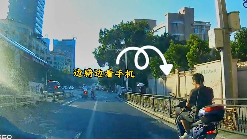 这是有多重要的事情,需要在信号灯前一边骑车一边看手机?