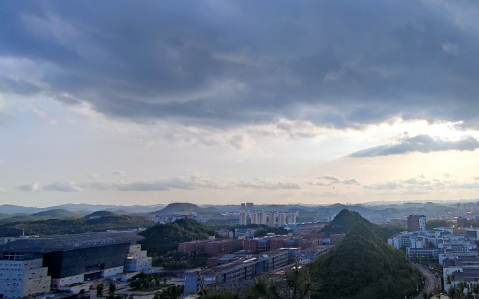 因为学生一封信更改毕业典礼时间的大学。校长致辞,面向国旗齐唱...