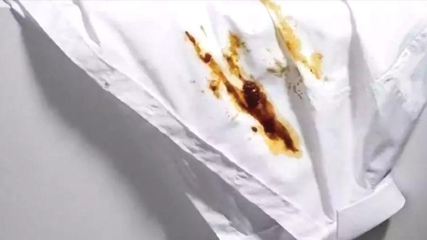 衣服上的油污总洗不掉?教你一招,几秒钟自动去除,干净不留痕迹