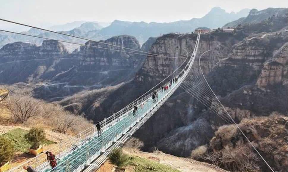 墙都不扶就服这个景区,最长的悬跨式玻璃桥,.