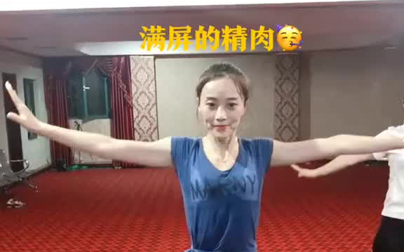 手臂打开,以肘关节为轴心,360度顺时针旋转,逆时针再次转动。甩走大...