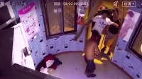 辣眼睛!男子猛砸成人用品贩卖机,拿出娃娃现场使用