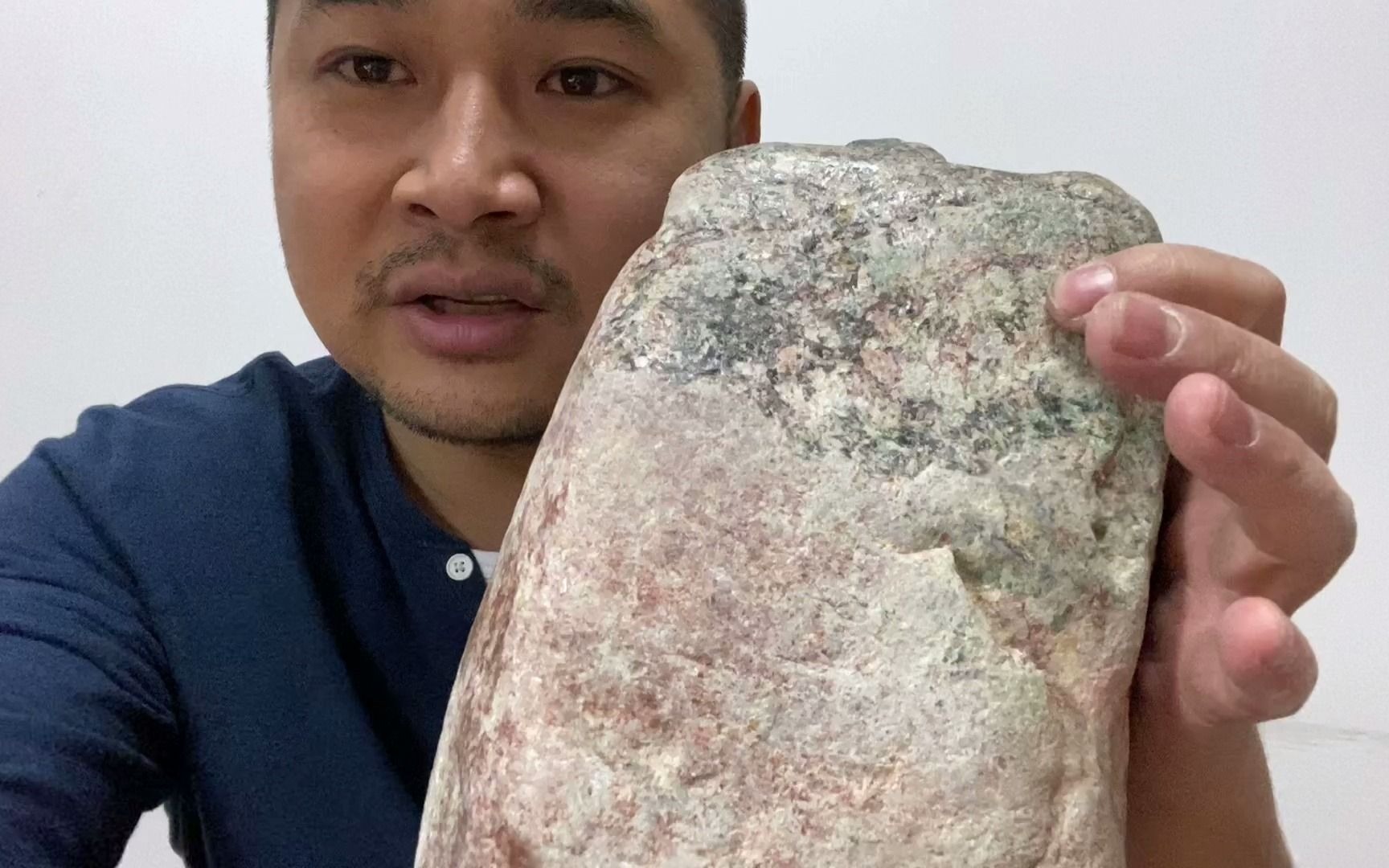 一刀见分晓,赌石中的癣下生色。缅甸会卡场区癣夹绿翡翠原石,