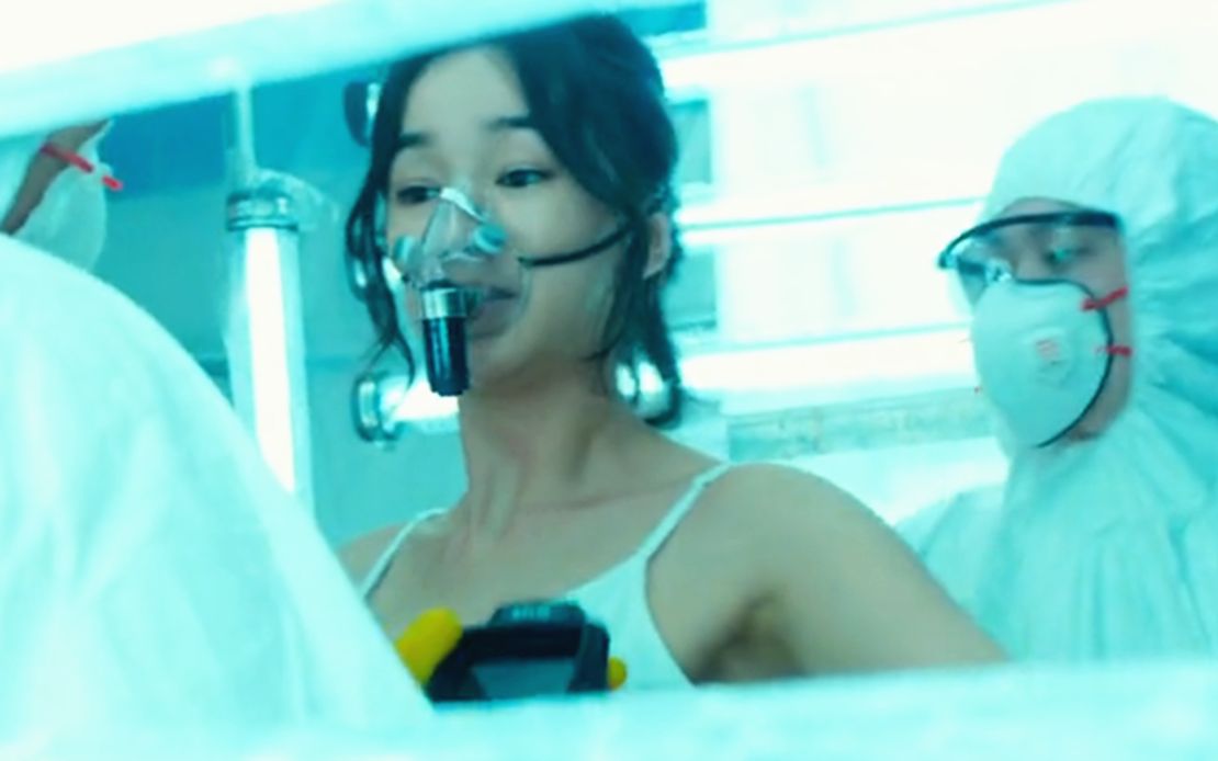 重温韩国灾难片《致命感冒》,恐怖病毒靠飞沫传播,为了安全,全城脱衣...