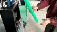 马路两侧护栏常用玻璃钢来制作,冲孔是关键节点,用这样的方管模具...