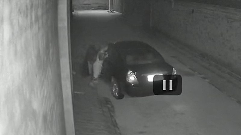 男子出门喝酒怕被妻子阻止,蹑手蹑脚徒手推车,一顿操作看懵网友