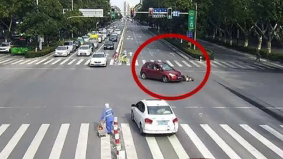 交警支招:不小心误闯红灯后,只要做一个小动作,就能免于扣分!