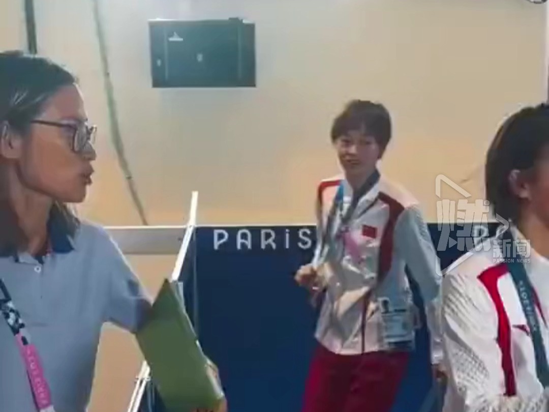 全红婵获年度最佳女子跳水运动员 开心捧奖杯感谢对我的认可