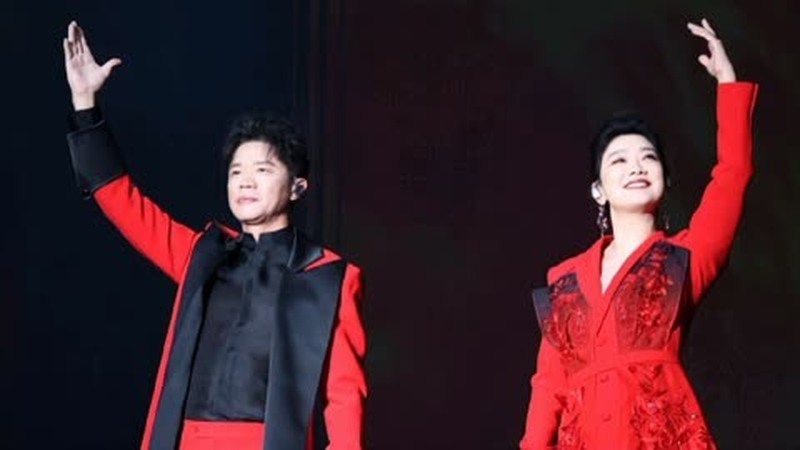 凤凰传奇演唱会再唱《光芒》,全场震撼大合唱,氛围感拉满