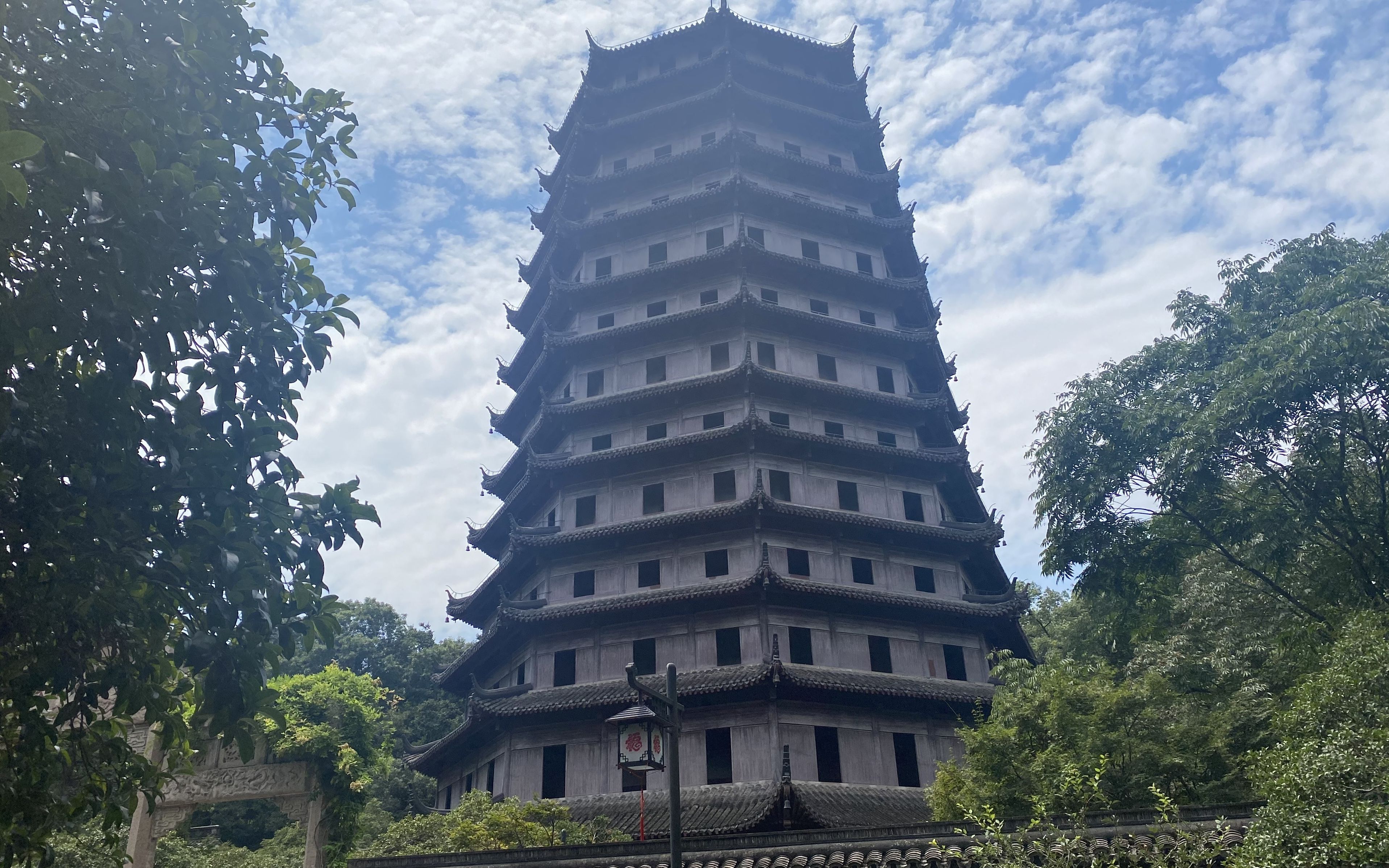登中国十大古塔之一六和塔,登塔俯瞰钱塘江景色以及西湖群山