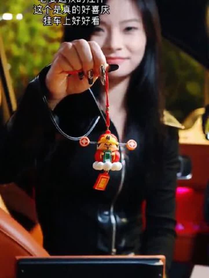 老婆送的挂件,挂车上真的很喜庆呀#汽车挂件 #挂饰挂件 #车挂 #车...