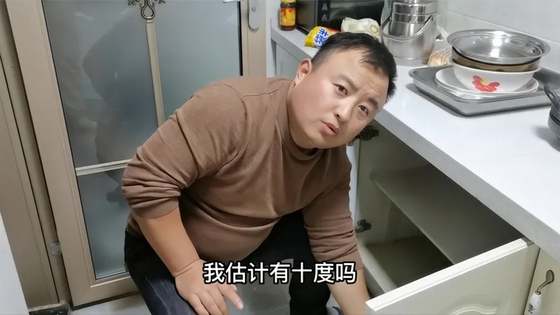 供暖开始一周了家里暖气一直不热也找不到原因,行行放水看看效果