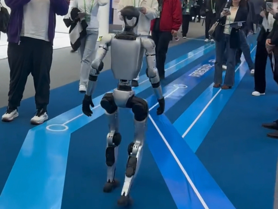 2024世界互联网大会 #乌镇峰会人形机器人扎堆 #人形机器人越来越像...