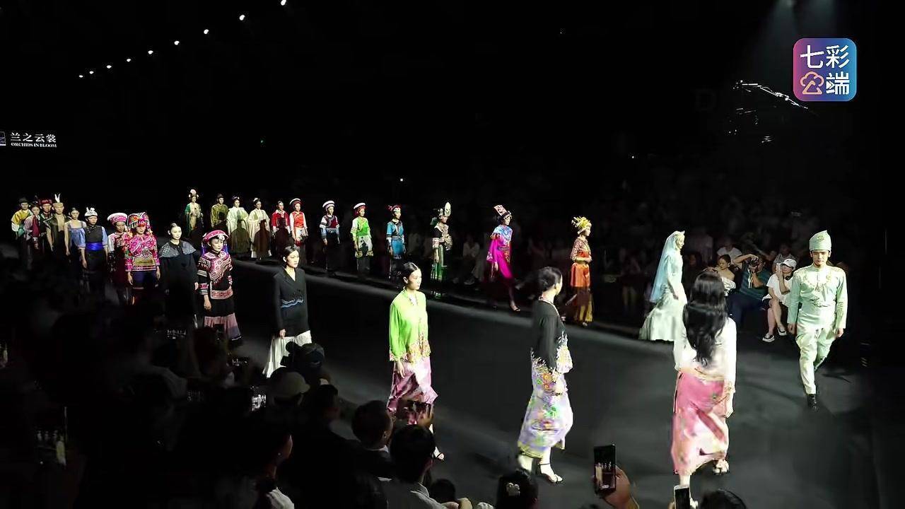 ...服饰秀国际文化交流活动。#丝路云裳美美与共世界共享#我为云IP换装