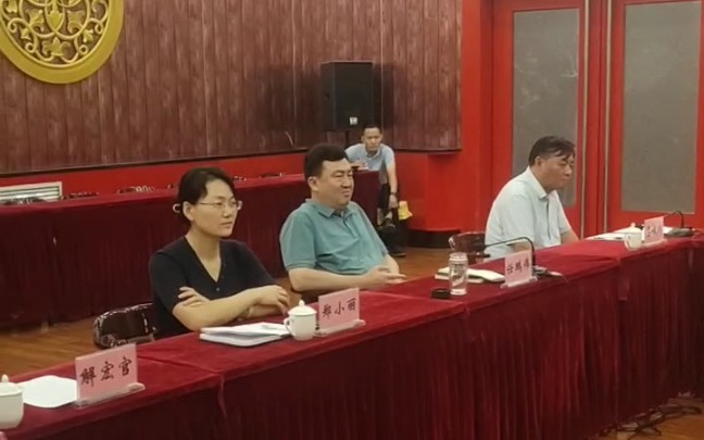自觉用党的创新理论武装头脑、指导实践、推动工作,提高政治判断力...