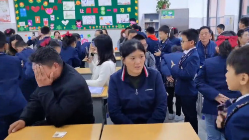 不一样的家长会仪式,孩子们现场为父母表演手势舞,感谢他们的养育之恩