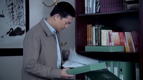 蜗居:实习生送文件,谁知大叔送她限量版娃娃,原来是早有预谋!