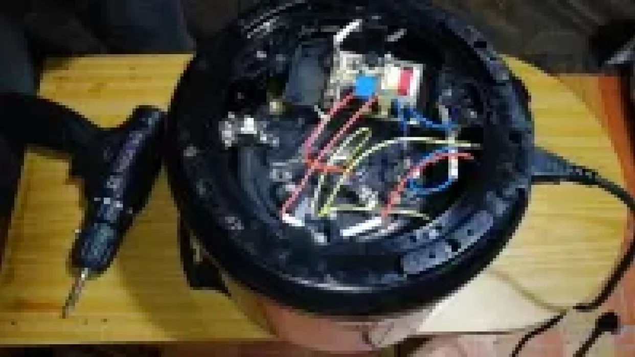 电饭煲通电不加热,这个故障很常见,老师傅万用表都没用就修好了