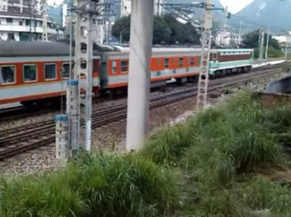 火车视频 金城江站 成都-广州东 k828 韶山3+红皮