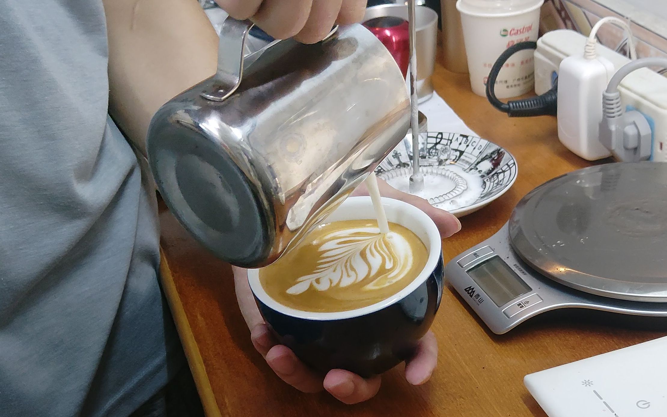 ...!速溶咖啡也能拉花? 史上最全面的法压壶打奶泡拉花教程! 教你怎样...