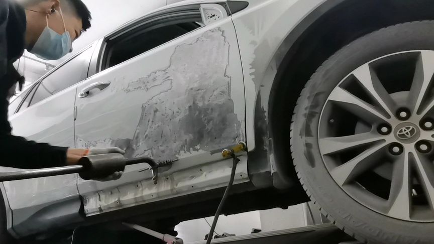 日系车的钣金铁皮真薄啊 神车丰田RAV4车门钣金修复 撞的太狠了